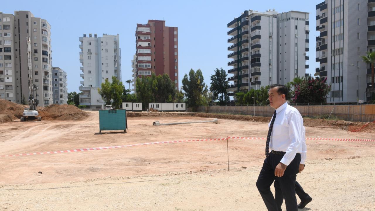 Başkan Abdullah Özyiğit, kent kütüphanesinin inşaat alanını inceledi ...